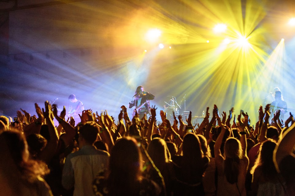 Review: Børns shines with dazzling vocals at SEE’s Back to School ...