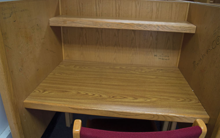 McKeldin Library’s desk graffiti connects students who study there ...