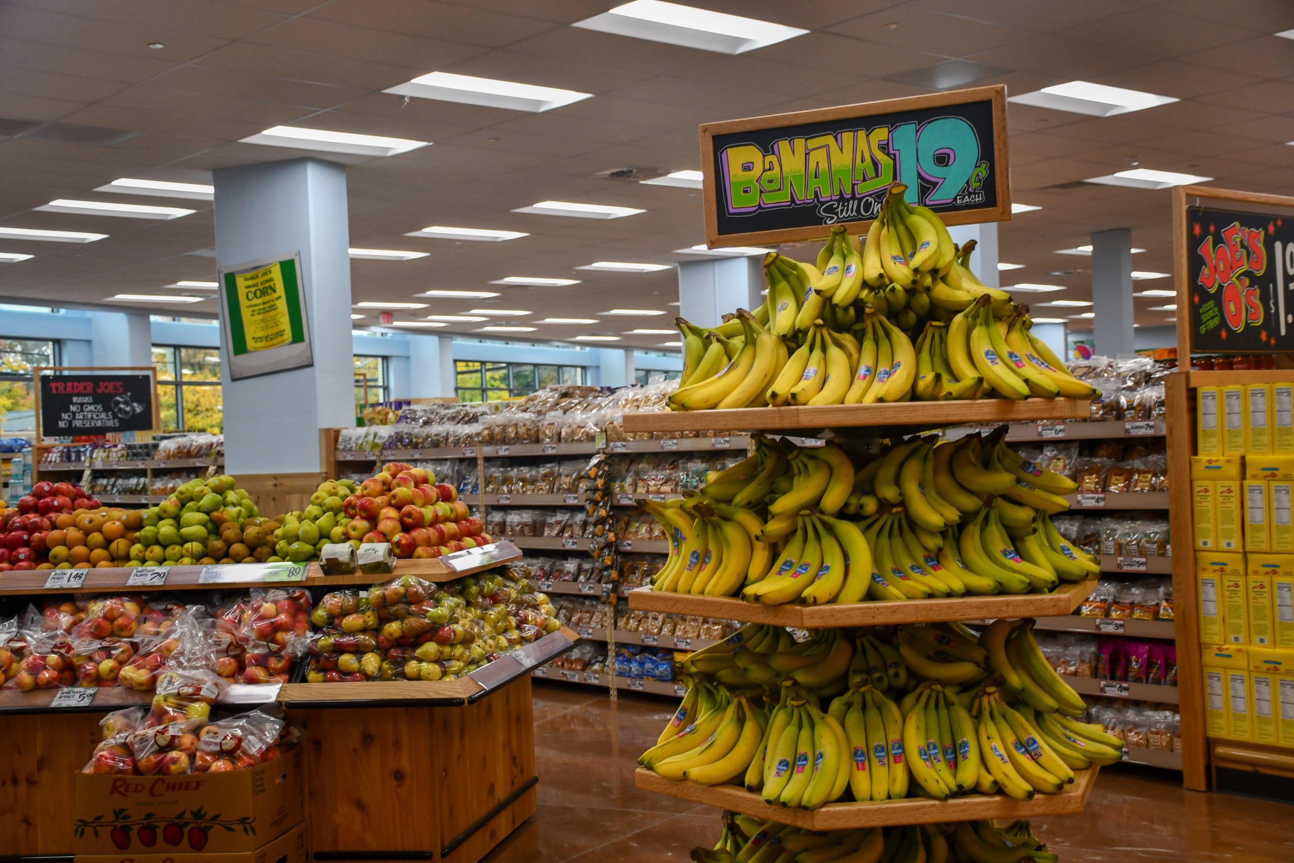 Hundreds flock to College Park Trader Joe’s on opening day Hundreds flock to College Park Trader Joe’s on opening day
